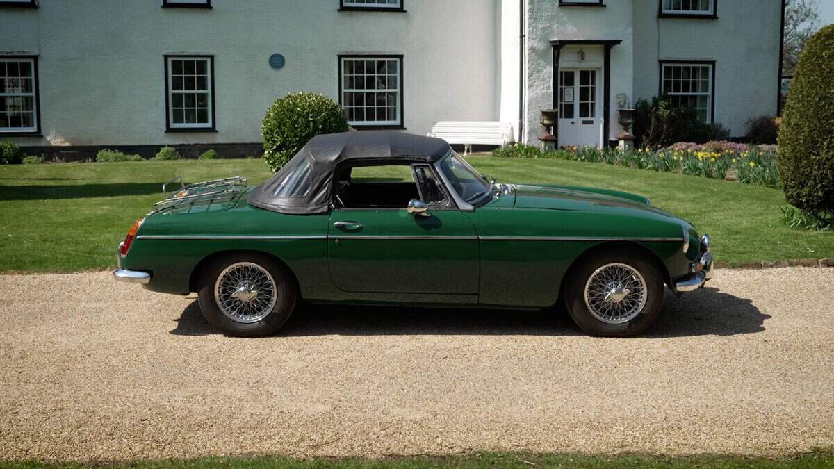 1965 MGB Roadster - Vintage and Classic Car Competitions